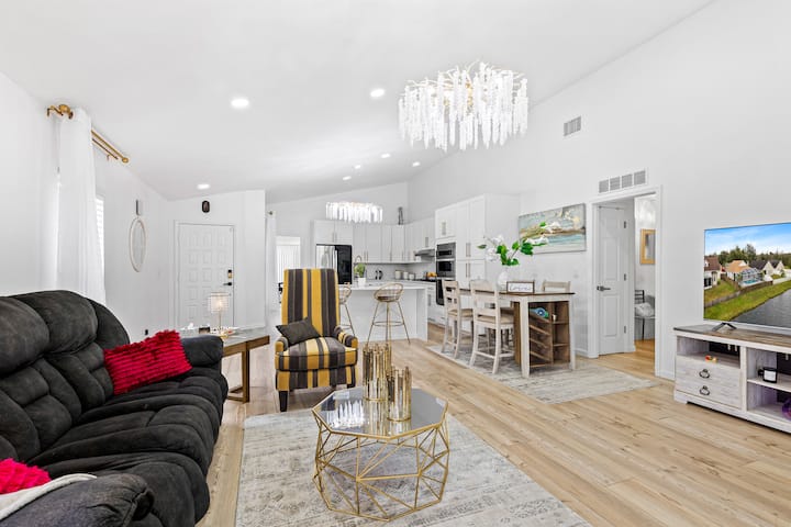 Cozy Lakefront Retreat - Land O' Lakes, FL