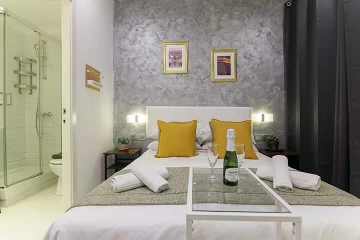 El Gotic Elegant Room With En Suite Bathroom - La Barceloneta