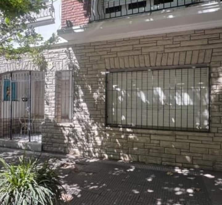 Casa Espaciosa Frente A La Plaza - Mar del Plata