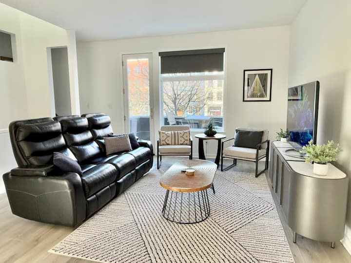 Awesome Downtown Dayton Townhome W/ Private Garage - Dayton, OH