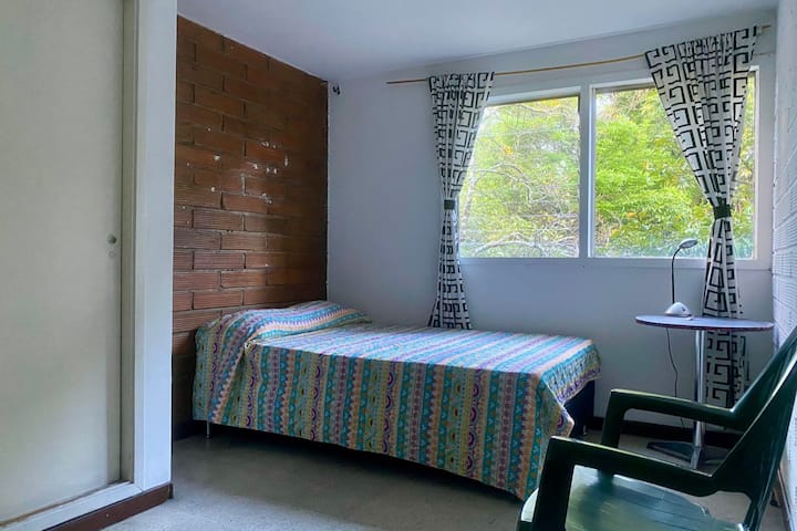 Private Room In Shared Place Surrounded By Trees - コロンビー メデジン
