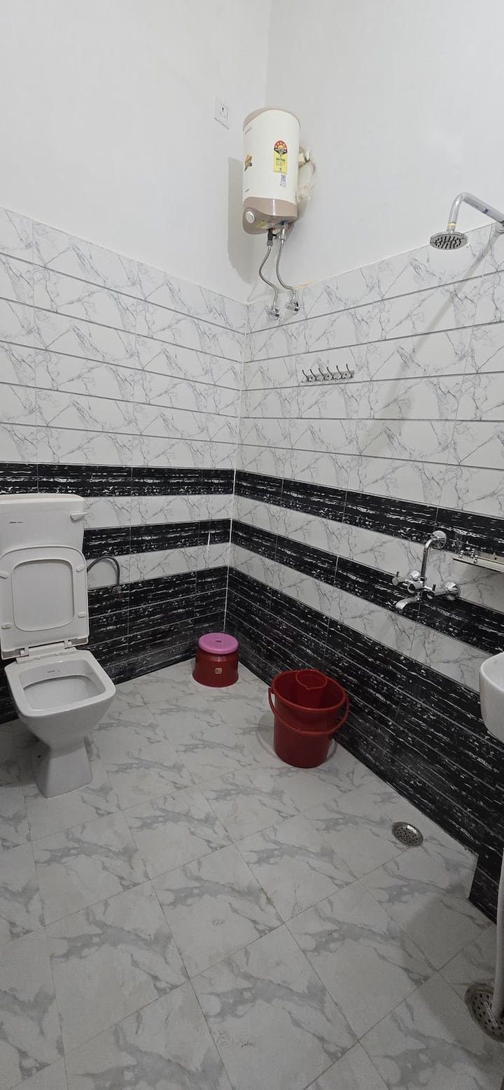Central Cozy Stay | Ac + Wifi + Kitchen + Parking - Varanasi