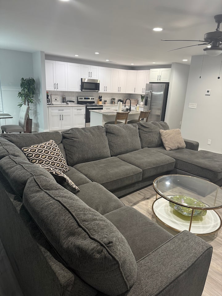 Modern Townhouse Near Stone Mountain. Sleeps 10. - Snellville, GA