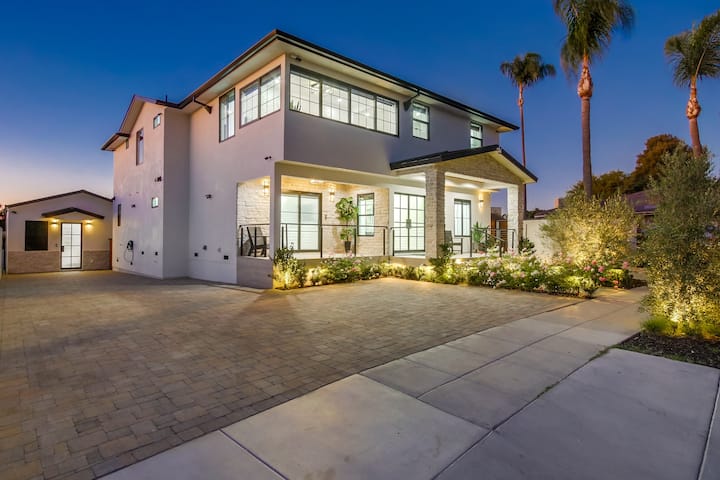 New Luxury 7 Bedroom/9 Bath Home-5,000 Sq Ft - San Diego, CA