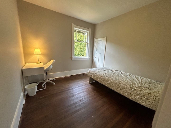 Room Near Skytrain & Ikea, Alderson Ave, U5 - Coquitlam