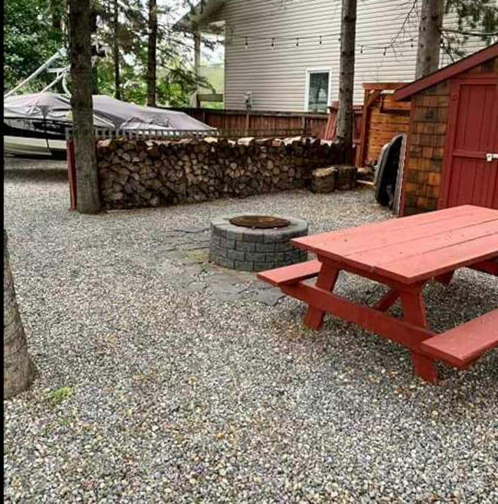 Cabin 1 Block To Beach - Can Accommodate Camper - Sylvan Lake, AB