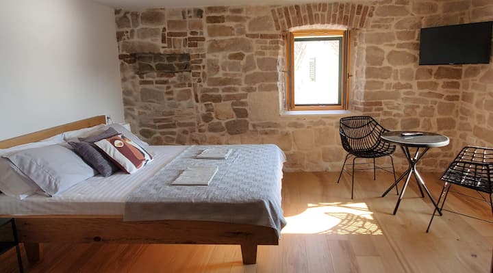 Lastin Dvor Stone House: Room Cetina - Primošten