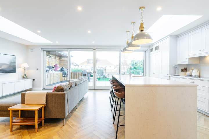 Luxurious Modern Refurbed 5-bed Family House - Dublin