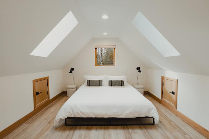 Mt Rainier Cozy Cabin | King Bed + Hot Tub + Views - Ashford, WA