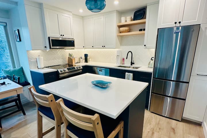 New, Bright Walk To Mtn, 2 Bedroom Creekside Condo - Whistler