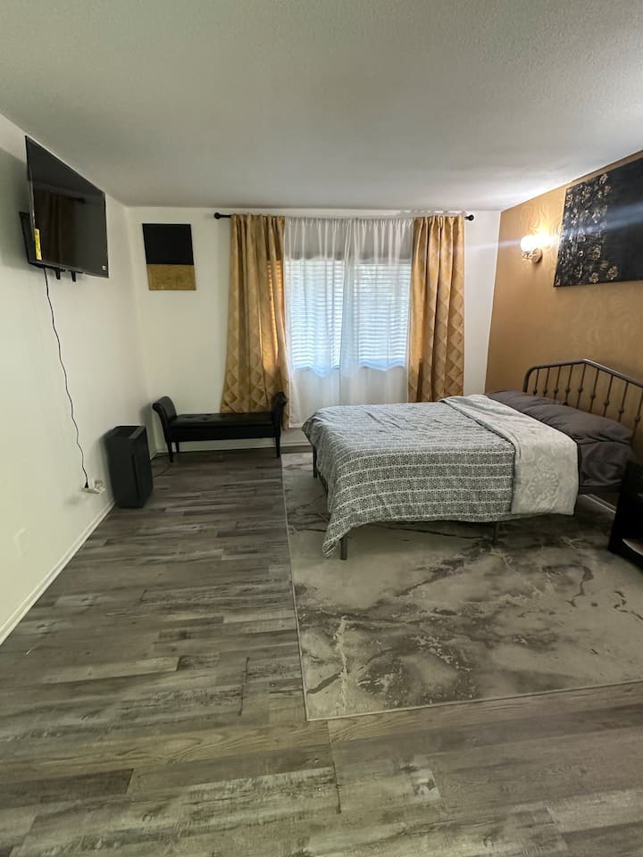 Private En-suite Room - Magic Mountain, CA