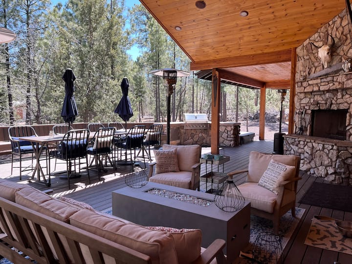 Beautiful Lodge Home On 1 Acre - 派托普湖畔