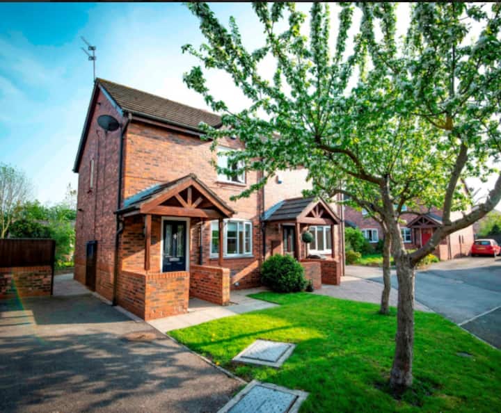 Spare Room In Charming Village - Northwich