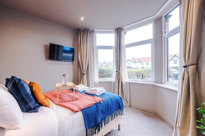 Accessible 1-bedroom With Modern Comforts - Llandudno