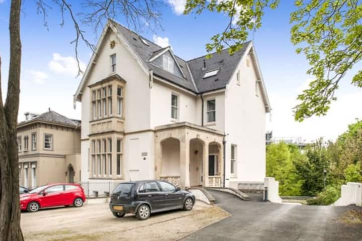 Ideal Race Week Base + Parking! - Cheltenham