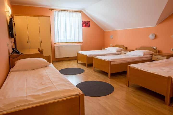 Guesthouse Beno | Room With Four Beds (4+0) - Rogoznica