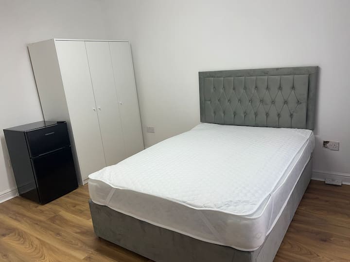 Large Room 3 Mins Walk To Trains - Harrow