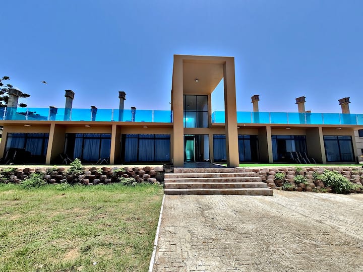 Waves Beach Hotel (King Shaka) Ocean Front W/ Ac - La Mercy