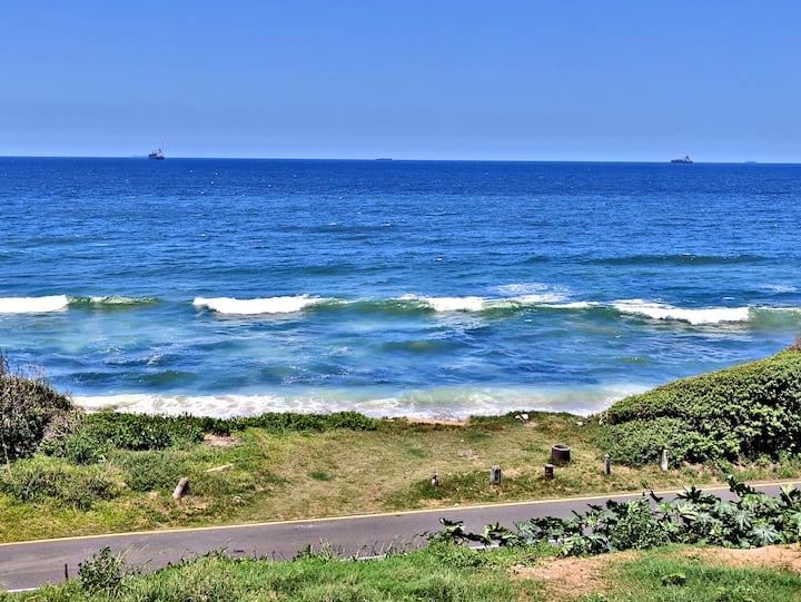 Waves Beach Hotel (King Shaka) Ocean Front W/ Ac - La Mercy