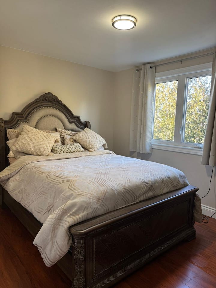A Cozy Bedroom - Newmarket