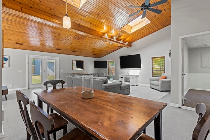 17' Vaulted Living Space, 15 Min From Downtown Kc! - Kansas City, MO