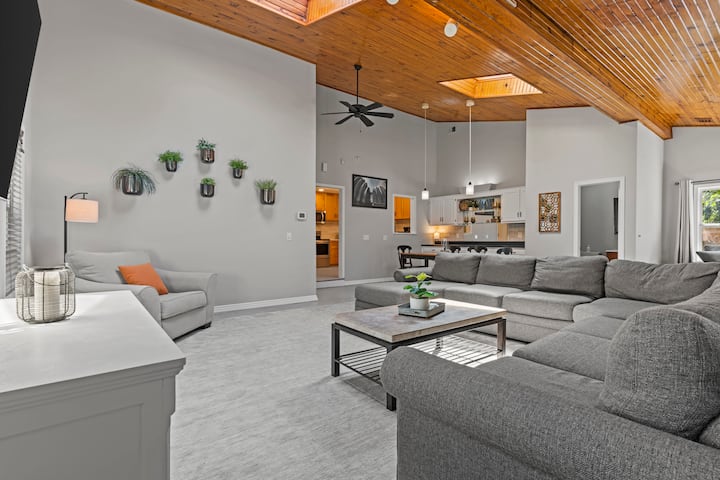 Huge Entertainment Room + King Suite & 6 Tvs! - Overland Park, KS