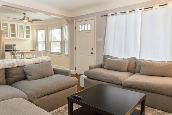 Sunny Parkview Home In Dearborn - Dearborn, MI