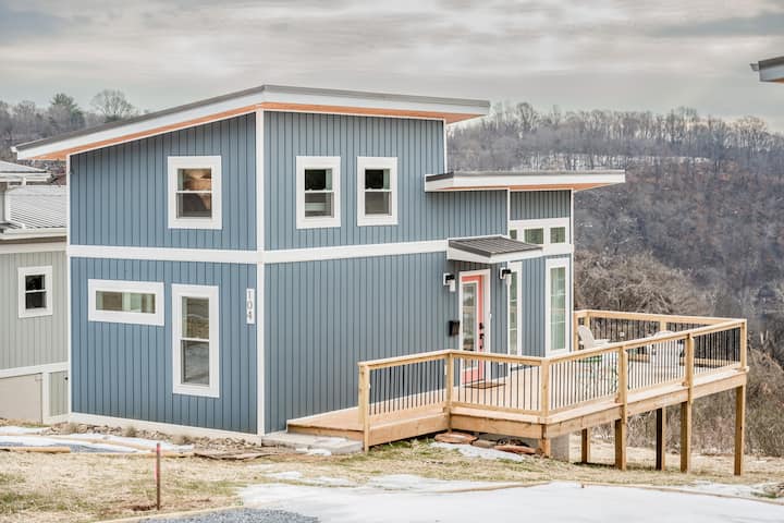 Great Views Near Downtown! Modern + Asymmetrical - Lynchburg, VA