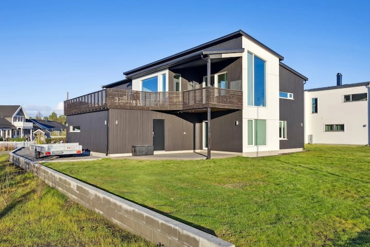 Stort Og Moderne Hus. - Alta