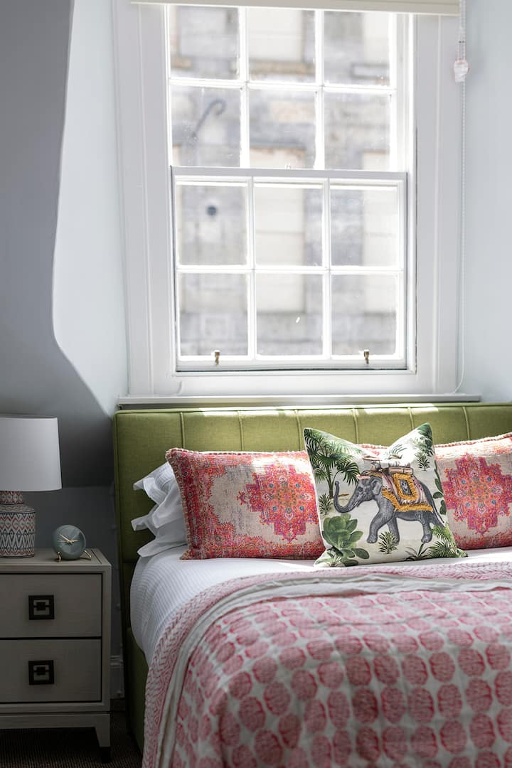 Cosy Deluxe Room With New En -Suite Shower - Edinburgh