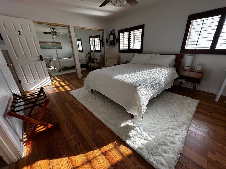 Cozy And Spacious Master Bedroom - Cathedral City, CA