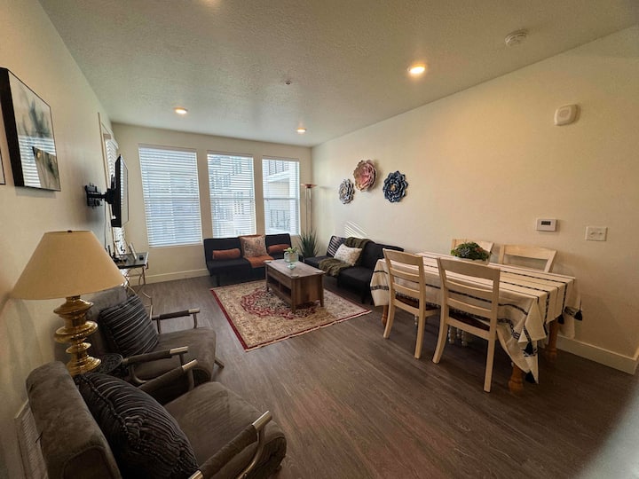 Dt Stylish 3br/2ba + Free Garage Parking | Wifi - Salt Lake City, UT