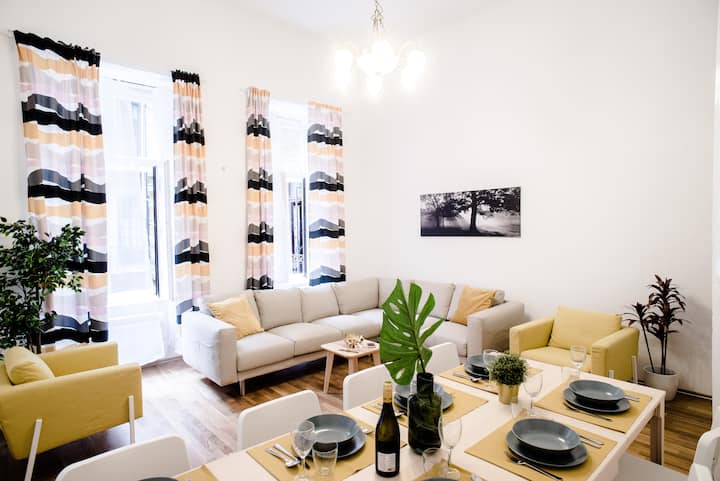 Downtown | Huge Livingroom | 3 Br | 3 Bath | 4 Ac - Budapest