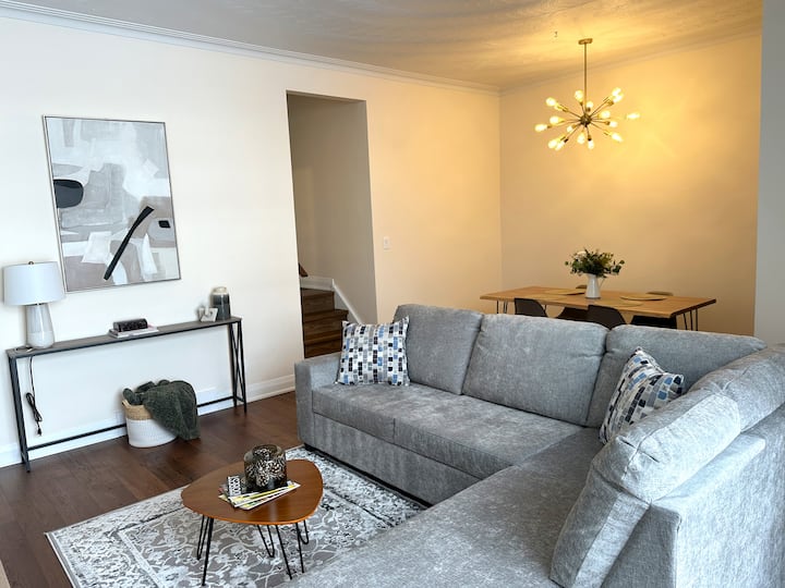 Modern And Bright Aurora Retreat - Aurora