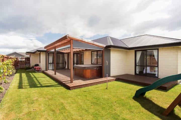 Family Friendly Home In Wigram W/ Style And Space - Lincoln