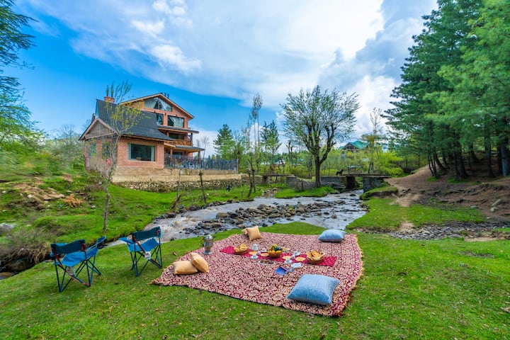 Stayvista At Cinnamon@swiss Chalet W/gazebo & Lawn - Gulmarg