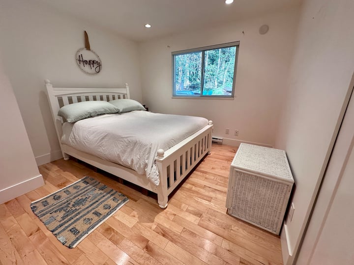 Grove B&b: The Douglas Fir Room - Pender Island