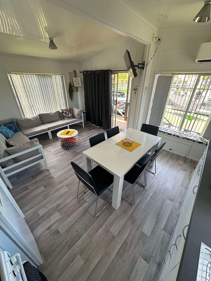 Bae View: Beachfront Park Home – Pool & Family Fun - Broadwater