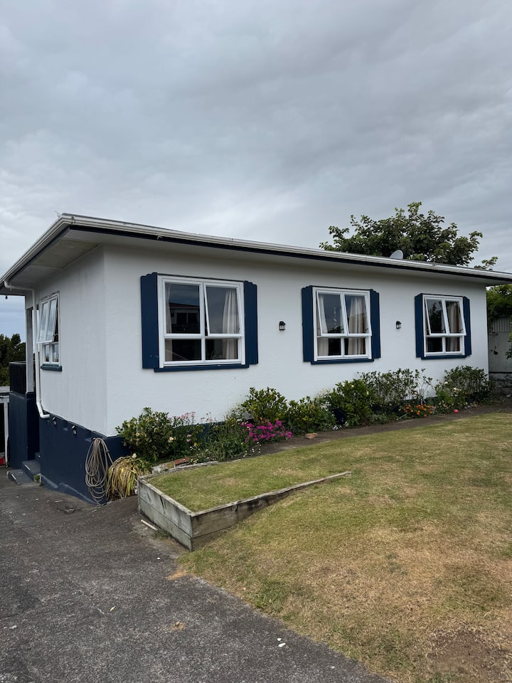 Sea View Family Home - New Plymouth