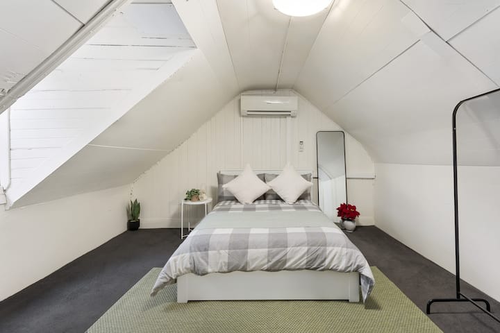 Cs3 - Budget Prime Location Attic Room W/ Ac - Surry Hills