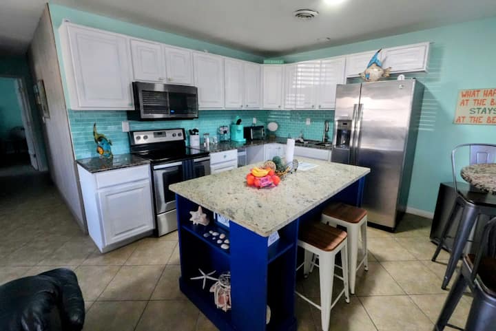 Arcade & 2 Minute Walk To Beach/downtown - Cocoa Beach, FL