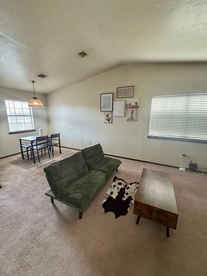 Modern 2br Townhome In Lawton ~ Suite 7d - Lawton, OK