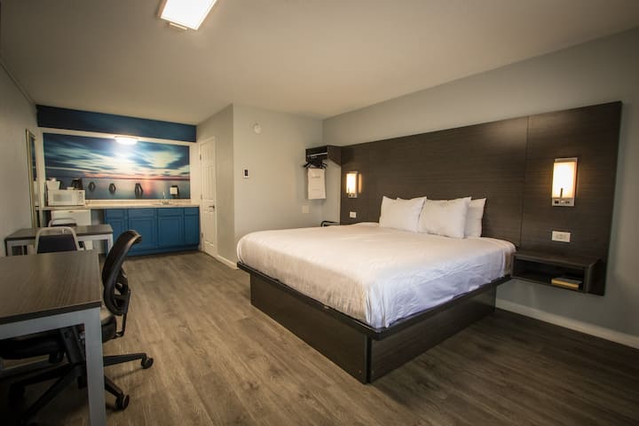 King Bed Smoking Pet Friendly - Henderson, KY