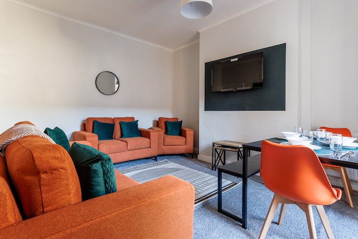 Darlington 4bd Home: Modern Comfort & Free Parking - Darlington