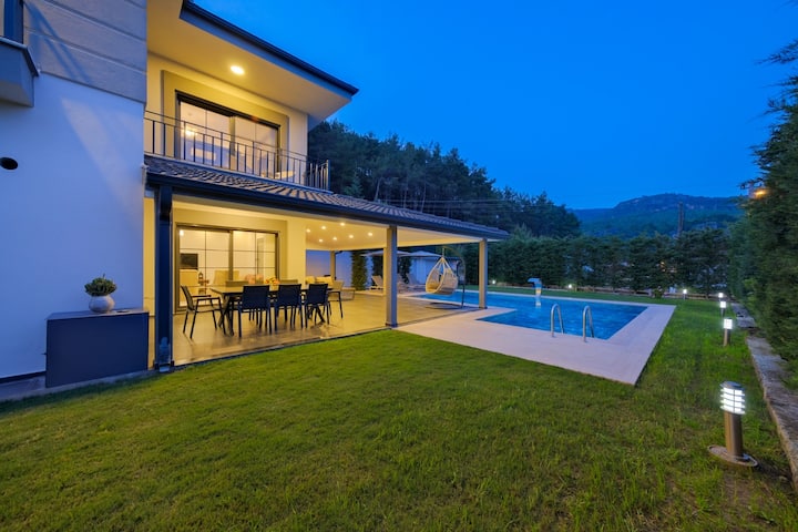 Geniş Bahçe Alanı,özel Havuz,jakuzili Villa - Göcek