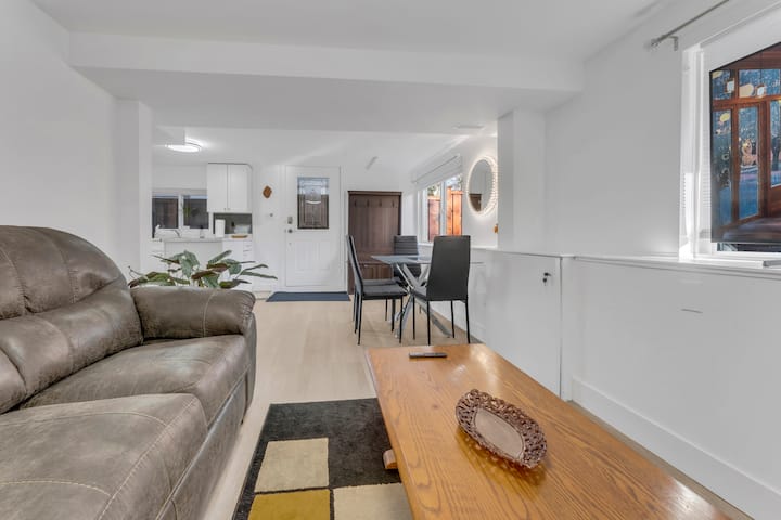 Kitsilano Retreat: Cozy 2-bedroom Getaway - Vancouver