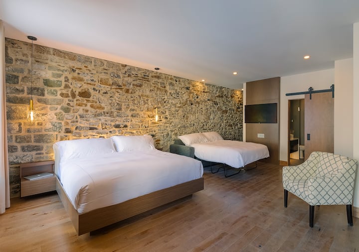Elegant Superior Suite For 4 People - Québec, QC