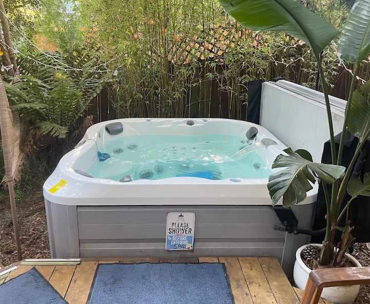 Urban Island House With Jacuzzi - San Francisco, CA