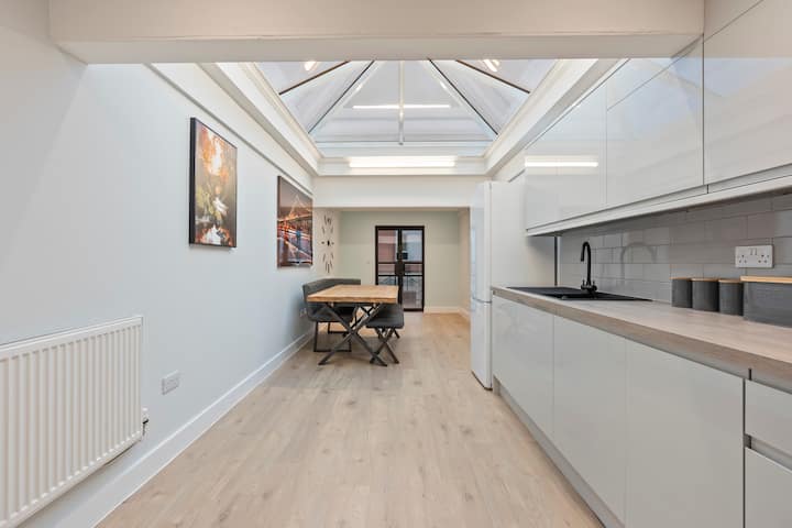 Camila's Central Penthouse With Balcony - Derbyshire
