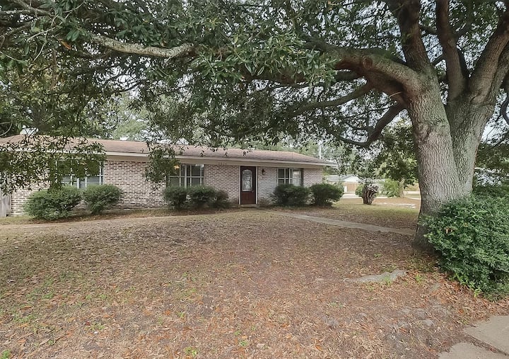 Charming Coastal Retreat! - Biloxi, MS